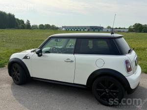 White MINI Cooper 2010 in Riga, with an engine capacity of 1.60 L and mileage of 286 thousand km for 3400 €, photo 8 on AUTOMOTO.COM.LV