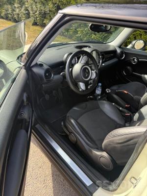 White MINI Cooper 2010 in Riga, with an engine capacity of 1.60 L and mileage of 286 thousand km for 3400 €, photo 9 on AUTOMOTO.COM.LV