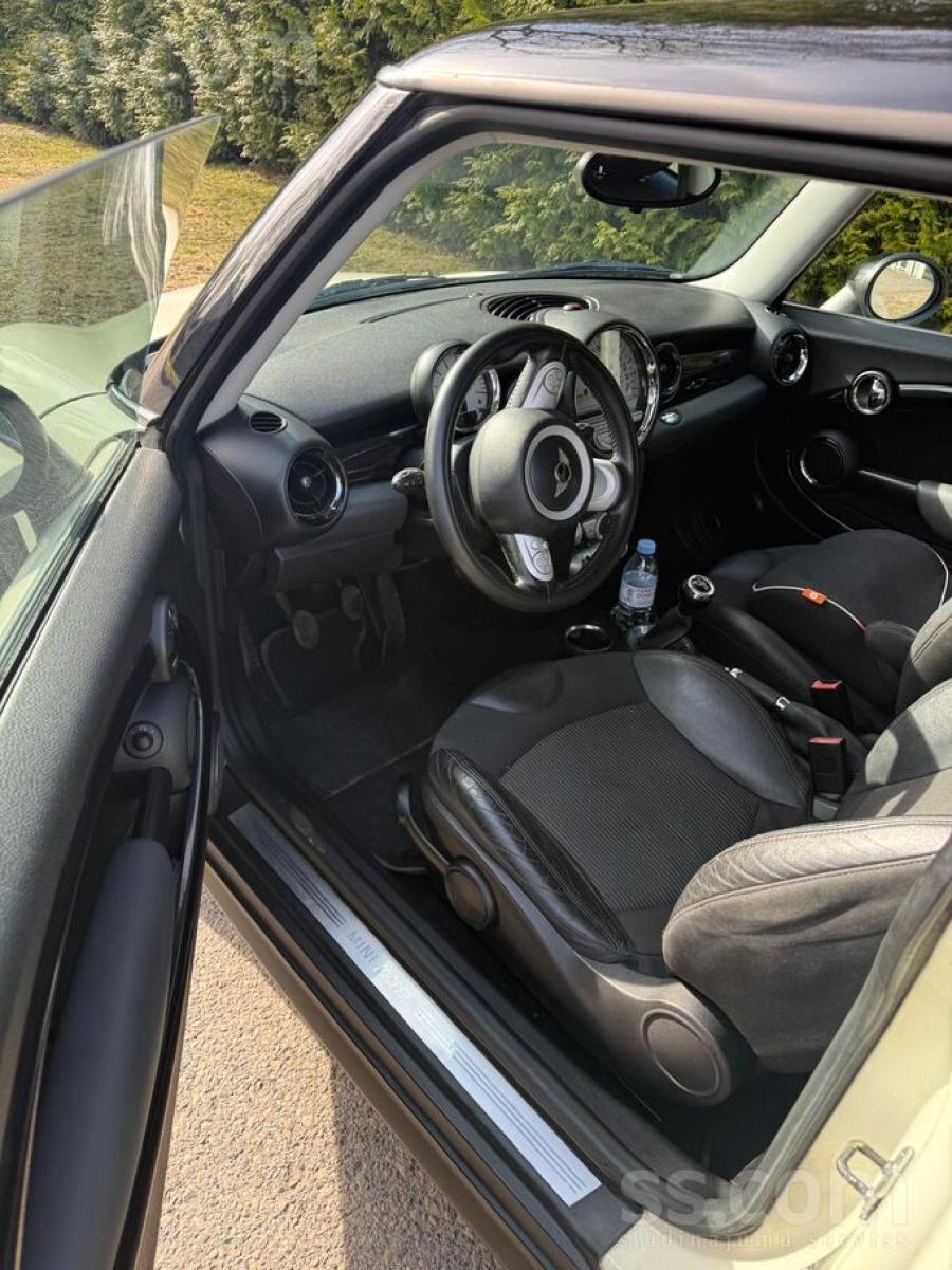 White MINI Cooper 2010 in Riga, with an engine capacity of 1.60 L and mileage of 286 thousand km for 3400 €, photo 9 on AUTOMOTO.COM.LV
