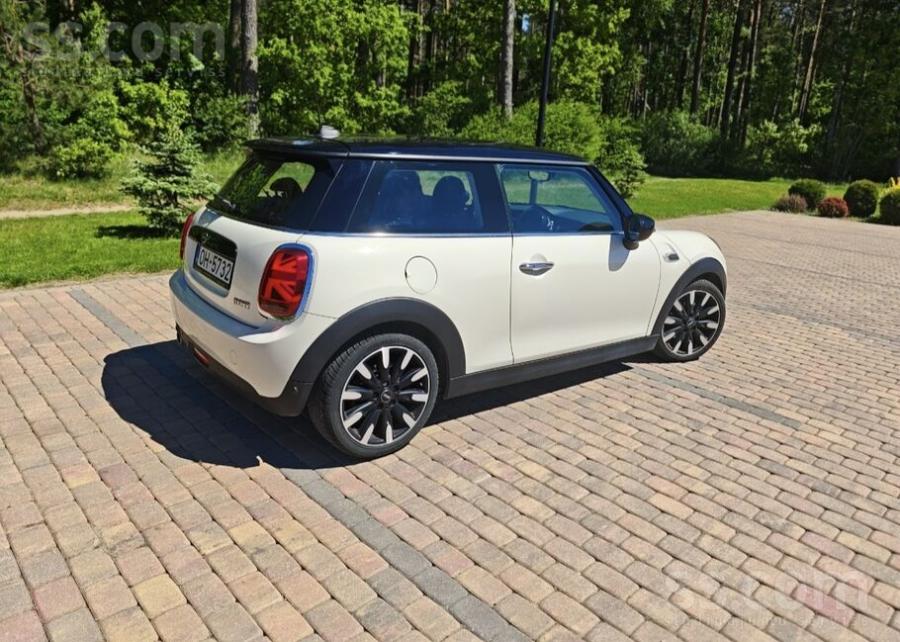 White MINI Cooper 2020 in Riga, with an engine capacity of 2.00 L and mileage of 120 thousand km for 13999 €, photo 1 on AUTOMOTO.COM.LV