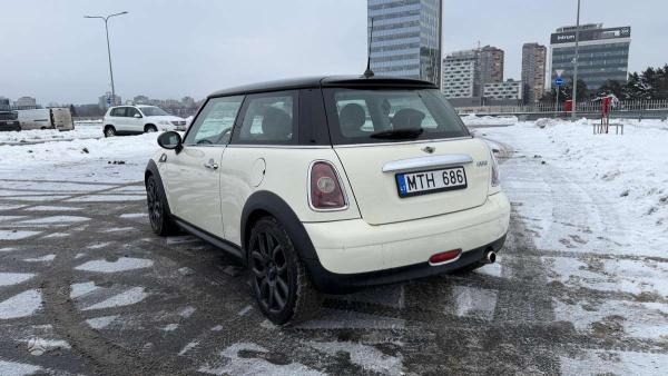 White MINI Cooper 2007 in Vilnius, with an engine capacity of 1.60 L and mileage of 197 thousand km for 3199 €, photo 3 on AUTOMOTO.COM.LV