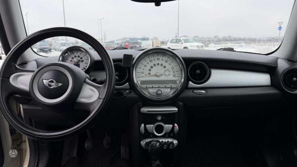 White MINI Cooper 2007 in Vilnius, with an engine capacity of 1.60 L and mileage of 197 thousand km for 3199 €, photo 5 on AUTOMOTO.COM.LV