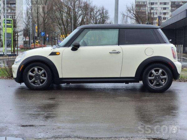 White MINI Cooper 2008 in Riga, with an engine capacity of 1.60 L and mileage of 187 thousand km for 2590 €, photo 6 on AUTOMOTO.COM.LV