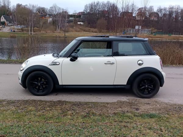 White MINI Cooper 2008 in Siauliai, with an engine capacity of 1.60 L and mileage of 325 thousand km for 2900 €, photo 6 on AUTOMOTO.COM.LV