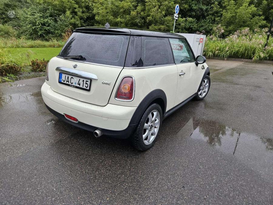 White MINI Cooper 2008 in Vilnius, with an engine capacity of 1.40 L and mileage of 152 thousand km for 2550 €, photo 5 on AUTOMOTO.COM.LV