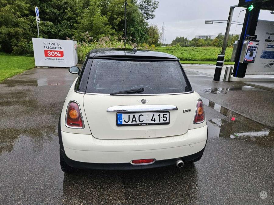 White MINI Cooper 2008 in Vilnius, with an engine capacity of 1.40 L and mileage of 152 thousand km for 2550 €, photo 6 on AUTOMOTO.COM.LV