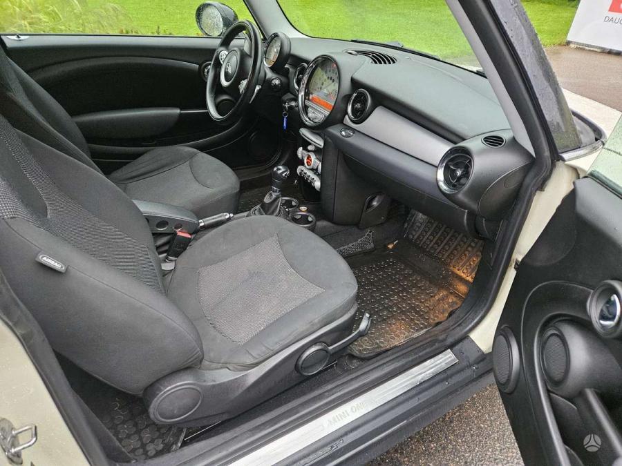 White MINI Cooper 2008 in Vilnius, with an engine capacity of 1.40 L and mileage of 152 thousand km for 2550 €, photo 11 on AUTOMOTO.COM.LV