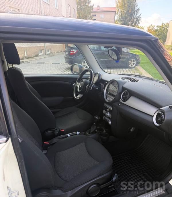 White MINI Cooper 2008 in Valka, with an engine capacity of 1.60 L and mileage of 305 thousand km for 2300 €, photo 5 on AUTOMOTO.COM.LV
