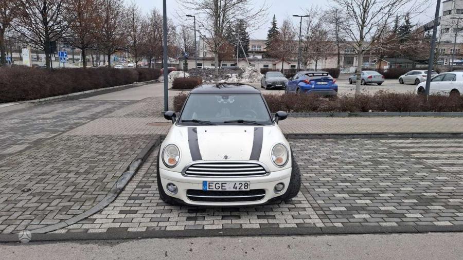 White MINI Cooper 2009 in Vilnius, with an engine capacity of 1.56 L and mileage of 224 thousand km for 1500 €, photo 2 on AUTOMOTO.COM.LV