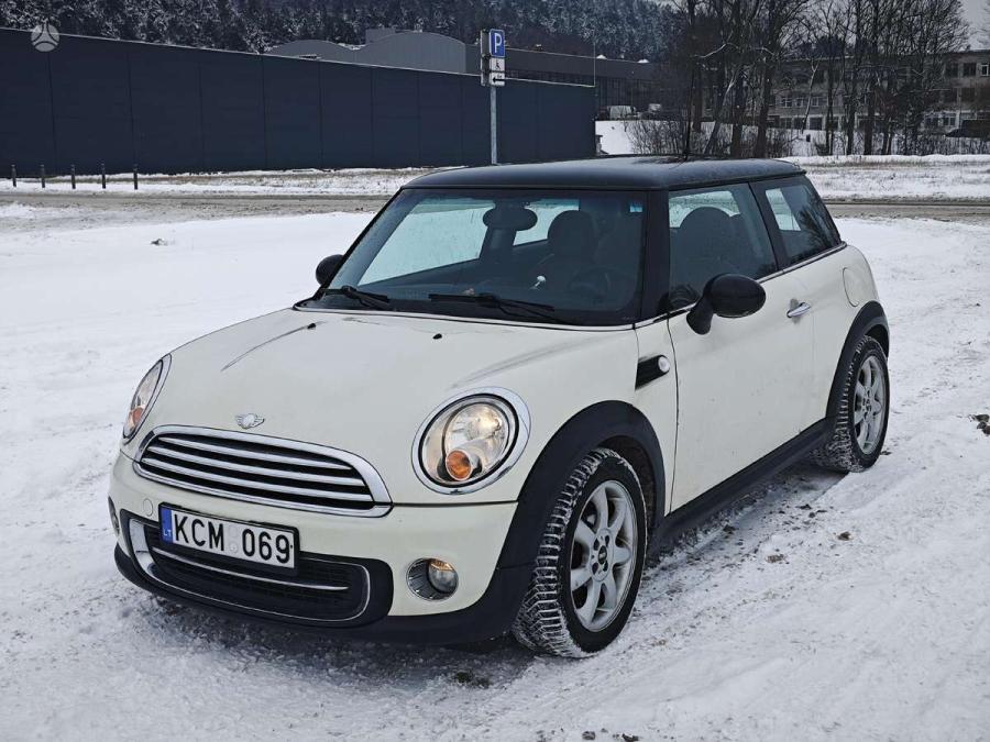 White MINI Cooper 2009 in Vilnius, with an engine capacity of 1.56 L and mileage of 203 thousand km for 2500 €, photo 1 on AUTOMOTO.COM.LV