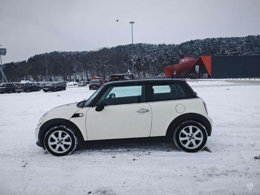White MINI Cooper 2009 in Vilnius, with an engine capacity of 1.56 L and mileage of 203 thousand km for 2500 €, photo 2 on AUTOMOTO.COM.LV