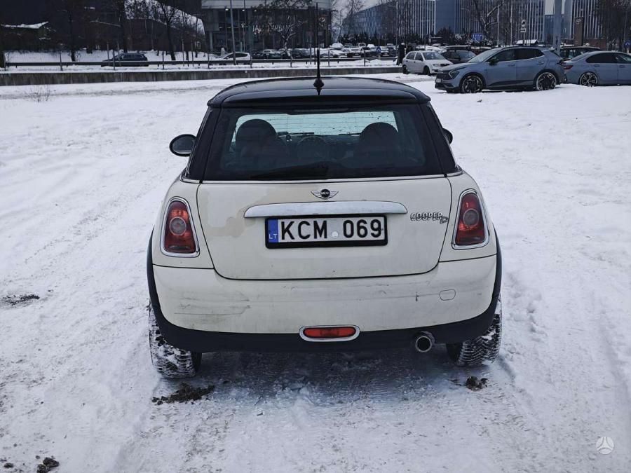 White MINI Cooper 2009 in Vilnius, with an engine capacity of 1.56 L and mileage of 203 thousand km for 2500 €, photo 4 on AUTOMOTO.COM.LV