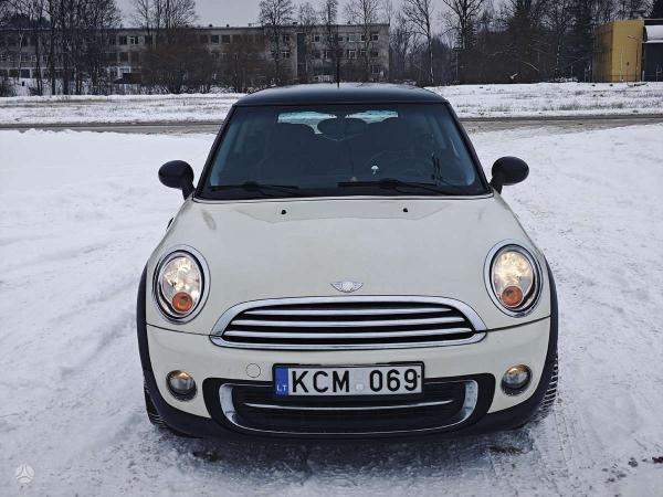 White MINI Cooper 2009 in Vilnius, with an engine capacity of 1.56 L and mileage of 203 thousand km for 2500 €, photo 8 on AUTOMOTO.COM.LV