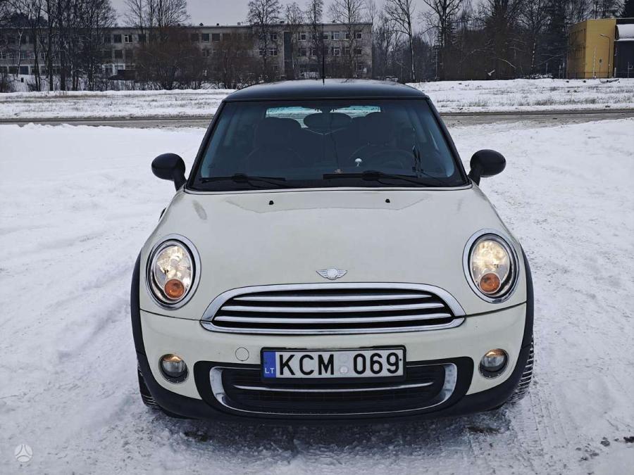 White MINI Cooper 2009 in Vilnius, with an engine capacity of 1.56 L and mileage of 203 thousand km for 2500 €, photo 8 on AUTOMOTO.COM.LV