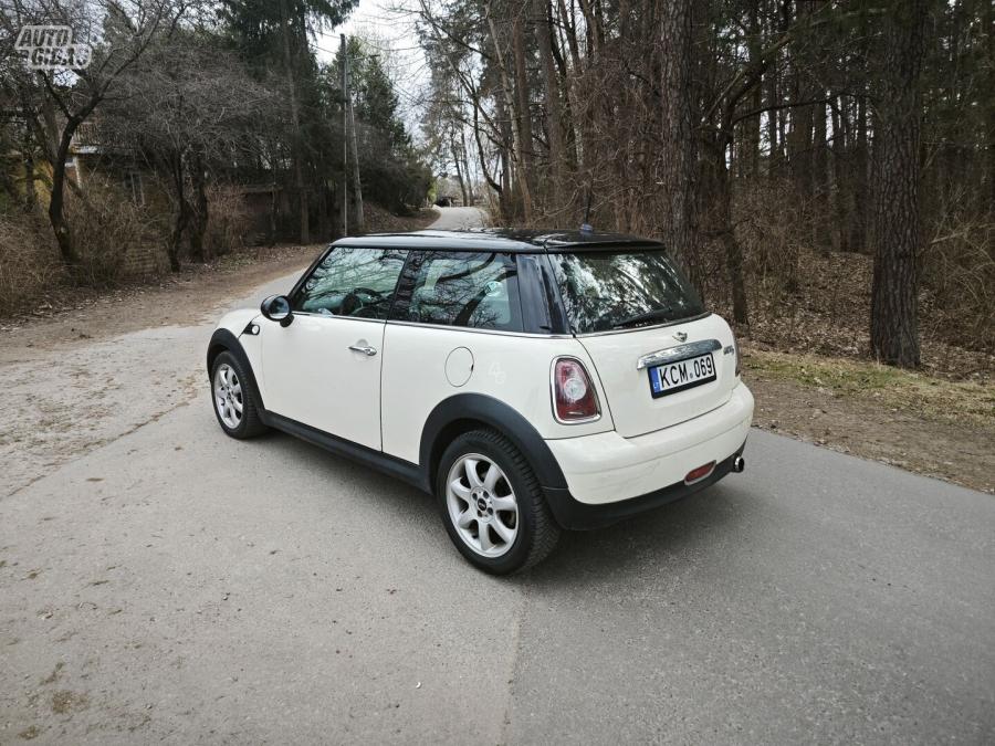 White MINI Cooper 2009 in Vilnius, with an engine capacity of 1.60 L and mileage of 203 thousand km for 2200 €, photo 4 on AUTOMOTO.COM.LV