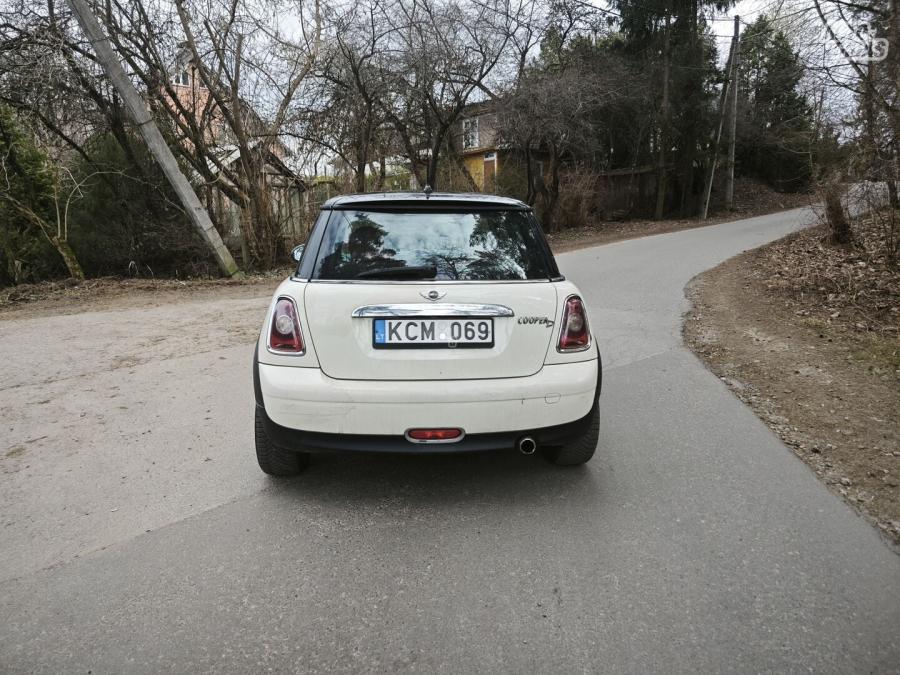 White MINI Cooper 2009 in Vilnius, with an engine capacity of 1.60 L and mileage of 203 thousand km for 2200 €, photo 5 on AUTOMOTO.COM.LV