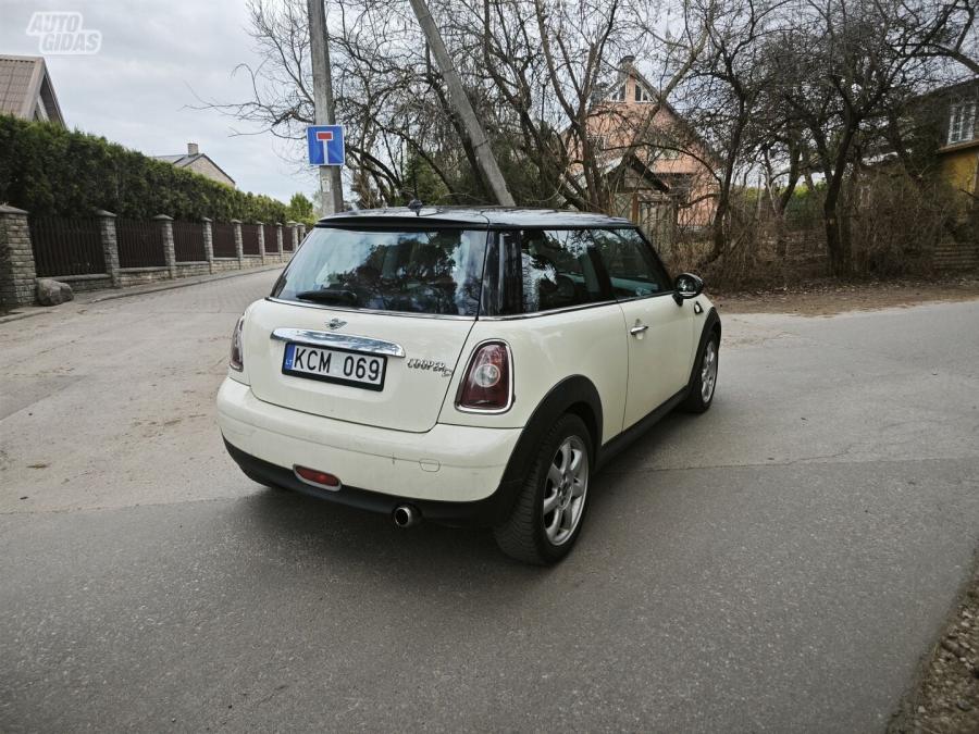 White MINI Cooper 2009 in Vilnius, with an engine capacity of 1.60 L and mileage of 203 thousand km for 2200 €, photo 6 on AUTOMOTO.COM.LV