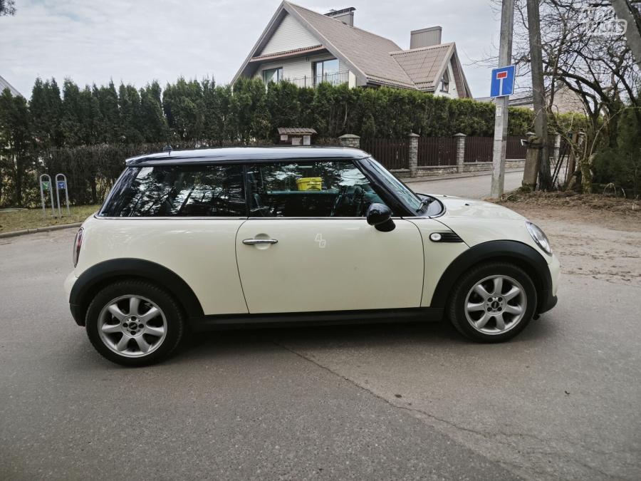 White MINI Cooper 2009 in Vilnius, with an engine capacity of 1.60 L and mileage of 203 thousand km for 2200 €, photo 7 on AUTOMOTO.COM.LV
