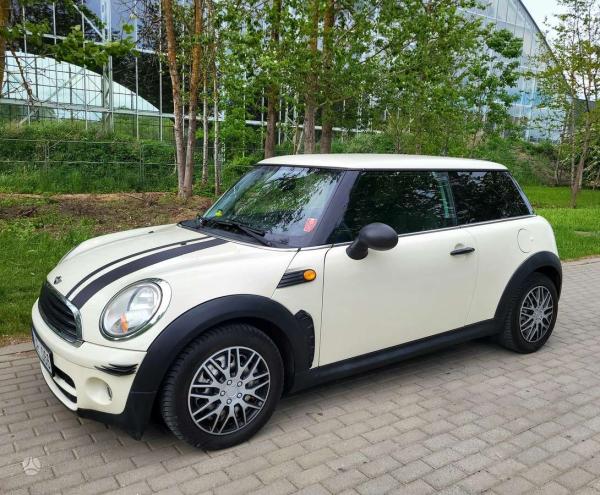 White MINI Cooper 2009 in Siauliai, with an engine capacity of 1.60 L and mileage of 200 thousand km for 2750 €, photo 1 on AUTOMOTO.COM.LV