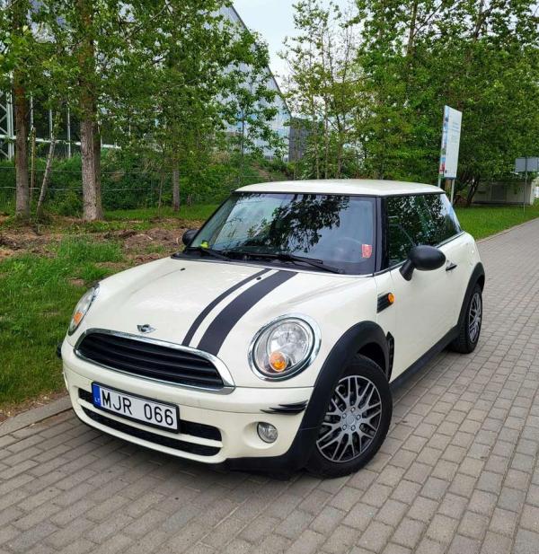 White MINI Cooper 2009 in Siauliai, with an engine capacity of 1.60 L and mileage of 200 thousand km for 2750 €, photo 4 on AUTOMOTO.COM.LV