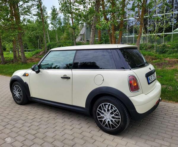 White MINI Cooper 2009 in Siauliai, with an engine capacity of 1.60 L and mileage of 200 thousand km for 2750 €, photo 5 on AUTOMOTO.COM.LV