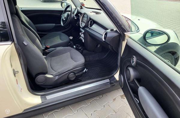 White MINI Cooper 2009 in Siauliai, with an engine capacity of 1.60 L and mileage of 200 thousand km for 2750 €, photo 7 on AUTOMOTO.COM.LV