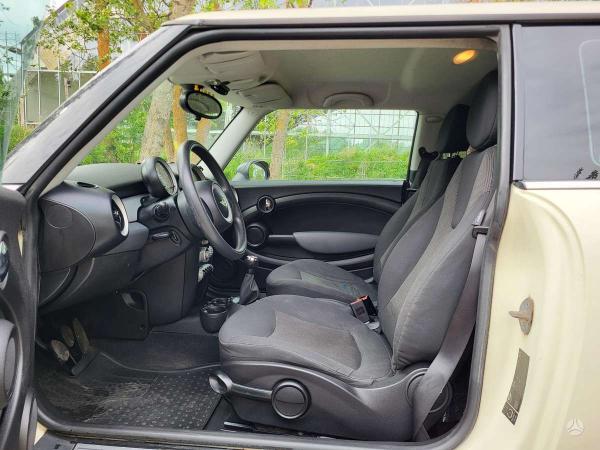 White MINI Cooper 2009 in Siauliai, with an engine capacity of 1.60 L and mileage of 200 thousand km for 2750 €, photo 8 on AUTOMOTO.COM.LV
