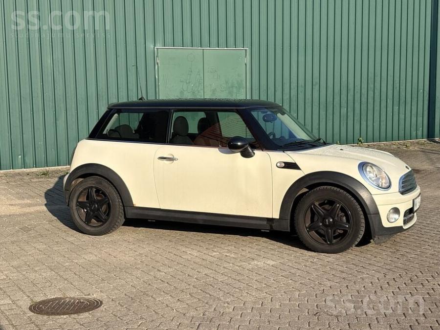 White MINI Cooper 2010 in Riga, with an engine capacity of 1.60 L and mileage of 212 thousand km for 4500 €, photo 5 on AUTOMOTO.COM.LV