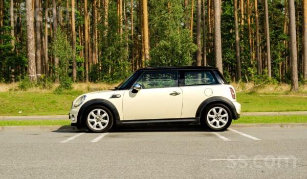 White MINI Cooper 2010 in Riga, with an engine capacity of 1.60 L and mileage of 246 thousand km for 2990 €, photo 5 on AUTOMOTO.COM.LV