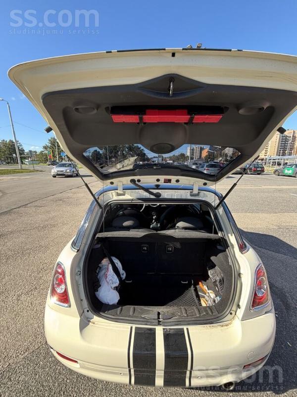 White MINI Cooper 2011 in Riga, with an engine capacity of 1.60 L and mileage of 180 thousand km for 4499 €, photo 7 on AUTOMOTO.COM.LV