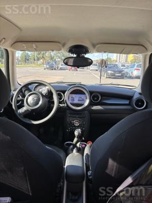 White MINI Cooper 2011 in Riga, with an engine capacity of 1.60 L and mileage of 180 thousand km for 4499 €, photo 8 on AUTOMOTO.COM.LV
