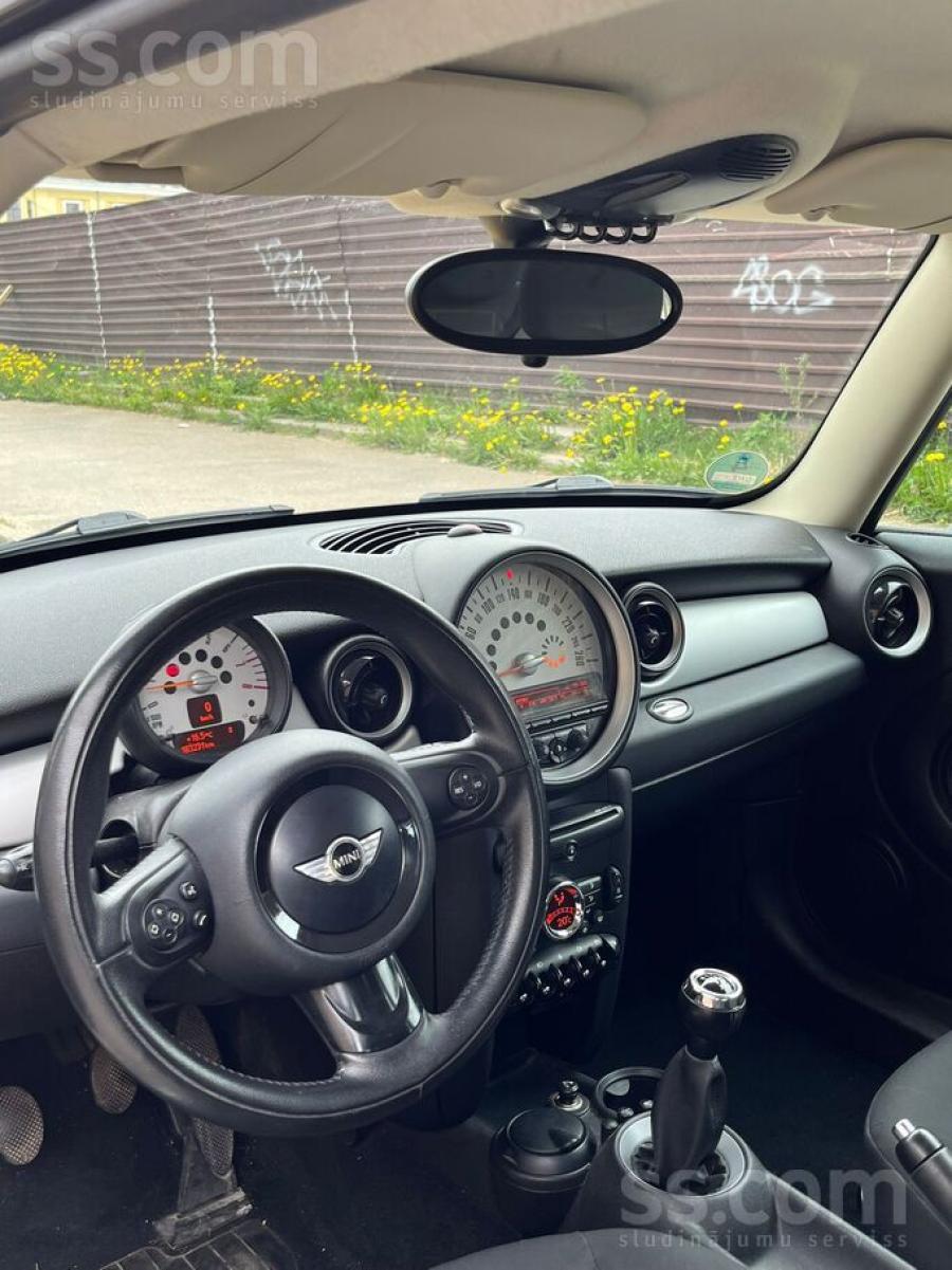 White MINI Cooper 2012 in Riga, with an engine capacity of 1.60 L and mileage of 183 thousand km for 3700 €, photo 7 on AUTOMOTO.COM.LV