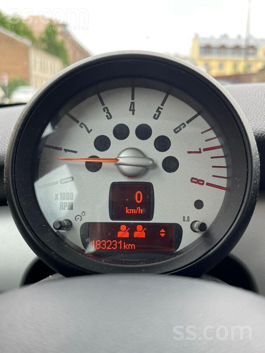 White MINI Cooper 2012 in Riga, with an engine capacity of 1.60 L and mileage of 183 thousand km for 3700 €, photo 9 on AUTOMOTO.COM.LV