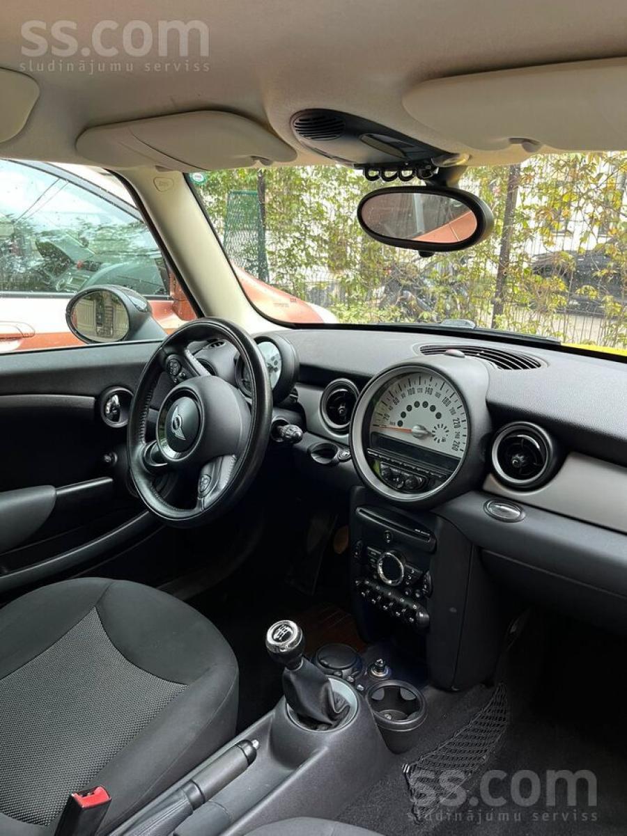 White MINI Cooper 2012 in Riga, with an engine capacity of 1.60 L and mileage of 183 thousand km for 3700 €, photo 11 on AUTOMOTO.COM.LV