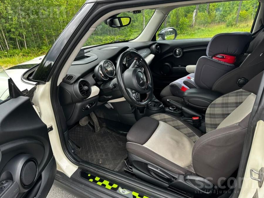 White MINI Cooper 2015 in Riga, with an engine capacity of 1.50 L and mileage of 87 thousand km for 9950 €, photo 7 on AUTOMOTO.COM.LV