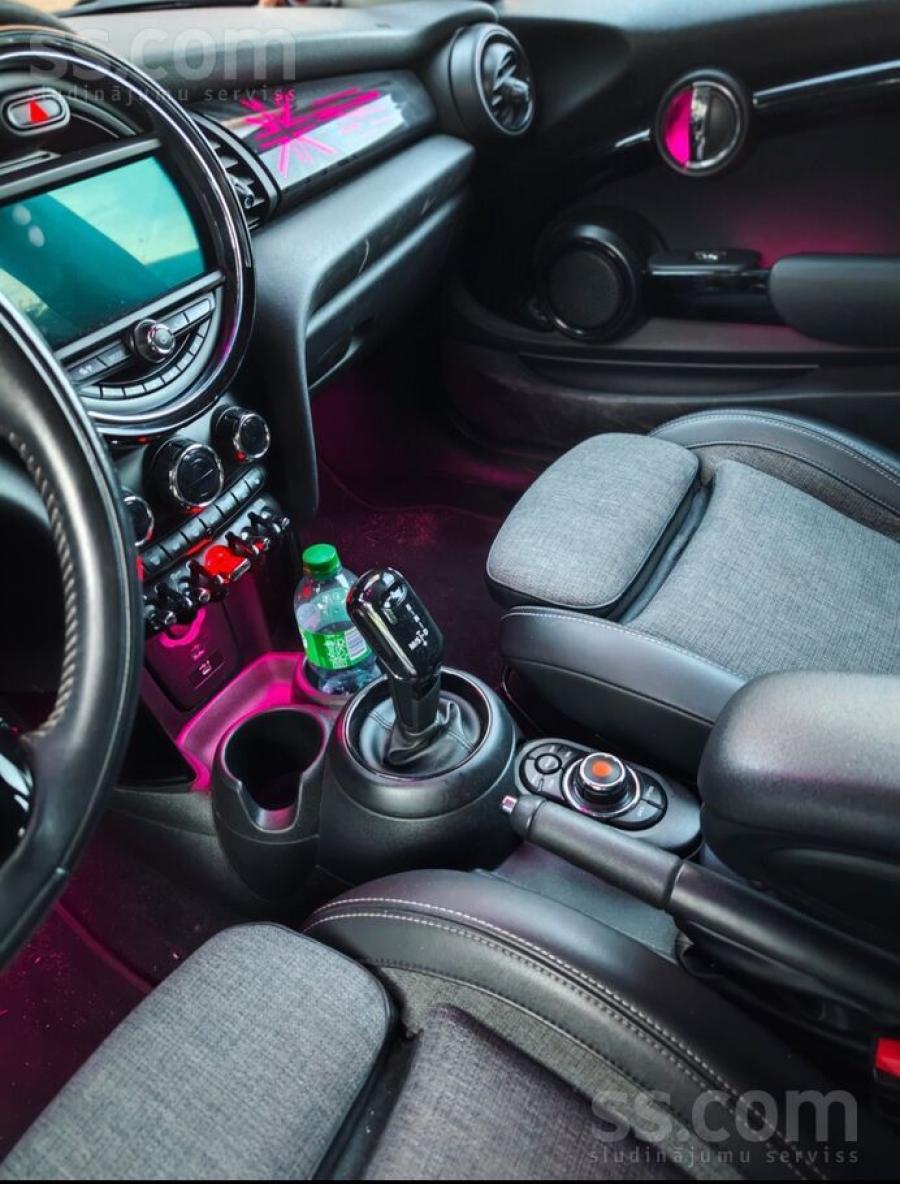 White MINI Cooper 2020 in Riga, with an engine capacity of 1.50 L and mileage of 122 thousand km for 12699 €, photo 9 on AUTOMOTO.COM.LV