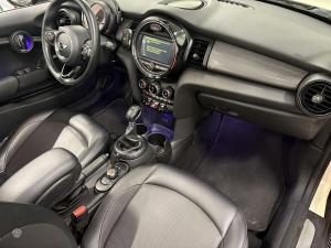 Yellow MINI Cooper 2017 in Vilnius, with an engine capacity of 1.50 L and mileage of 113 thousand km for 10490 €, photo 15 on AUTOMOTO.COM.LV