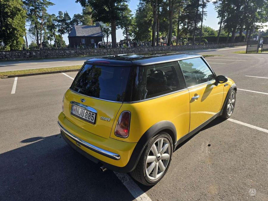 Yellow MINI Cooper 2002 in Mazeikiai, with an engine capacity of 1.60 L and mileage of 268 thousand km for 2250 €, photo 7 on AUTOMOTO.COM.LV