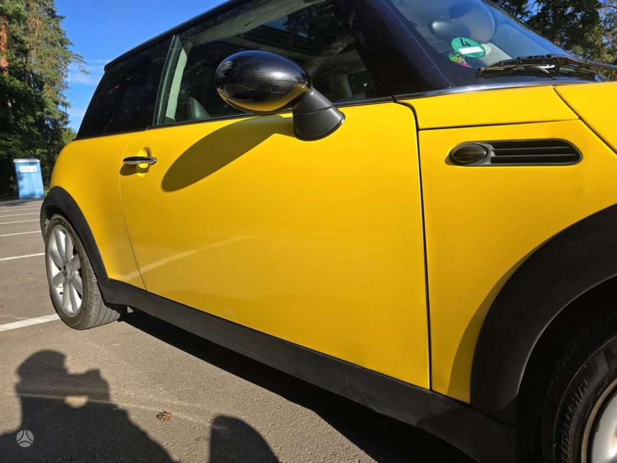 Yellow MINI Cooper 2002 in Mazeikiai, with an engine capacity of 1.60 L and mileage of 268 thousand km for 2250 €, photo 10 on AUTOMOTO.COM.LV