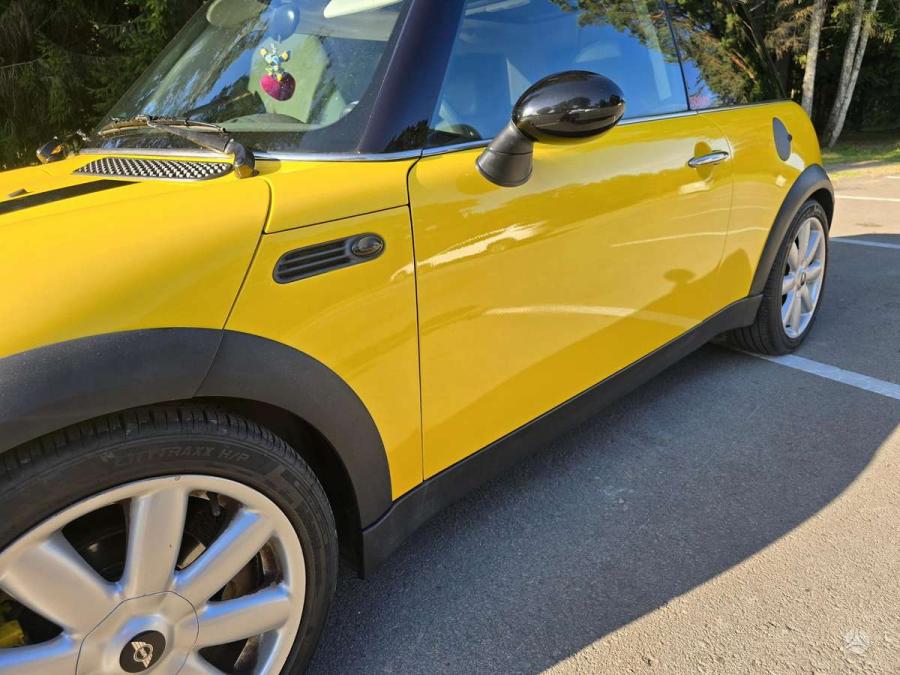 Yellow MINI Cooper 2002 in Mazeikiai, with an engine capacity of 1.60 L and mileage of 268 thousand km for 2250 €, photo 11 on AUTOMOTO.COM.LV