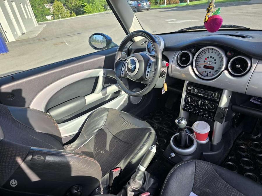 Yellow MINI Cooper 2002 in Mazeikiai, with an engine capacity of 1.60 L and mileage of 268 thousand km for 2250 €, photo 15 on AUTOMOTO.COM.LV