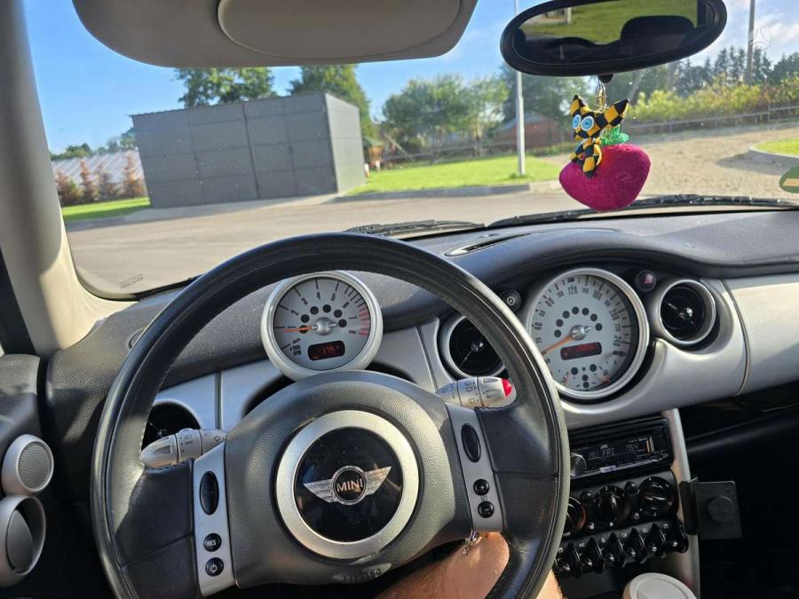 Yellow MINI Cooper 2002 in Mazeikiai, with an engine capacity of 1.60 L and mileage of 268 thousand km for 2250 €, photo 16 on AUTOMOTO.COM.LV