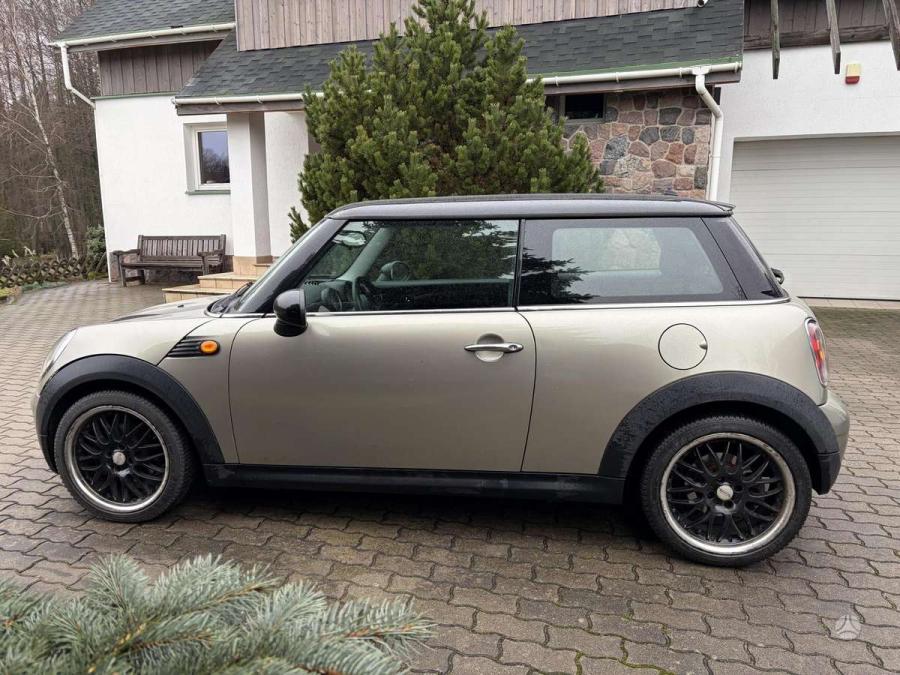 Yellow MINI Cooper 2009 in Vilnius, with an engine capacity of 1.60 L and mileage of 157 thousand km for 3800 €, photo 4 on AUTOMOTO.COM.LV