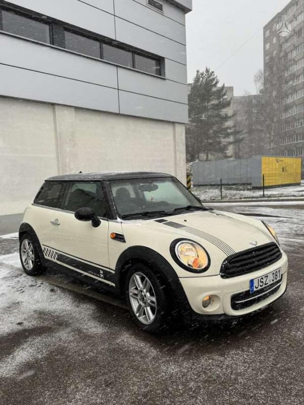 Yellow MINI Cooper 2011 in Kaunas, with an engine capacity of 1.60 L and mileage of 237 thousand km for 2850 €, photo 5 on AUTOMOTO.COM.LV