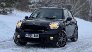 Black MINI Countryman 2012 in Vilnius, with an engine capacity of 1.60 L and mileage of 141 thousand km for 6900 €, photo 2 on AUTOMOTO.COM.LV