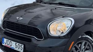 Black MINI Countryman 2012 in Vilnius, with an engine capacity of 1.60 L and mileage of 141 thousand km for 6900 €, photo 8 on AUTOMOTO.COM.LV