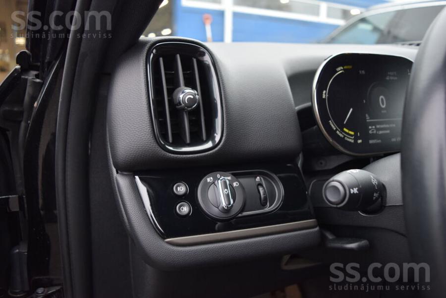 Black MINI Countryman 2020 in Riga, with an engine capacity of 1.50 L and mileage of 49 thousand km for 22500 €, photo 9 on AUTOMOTO.COM.LV