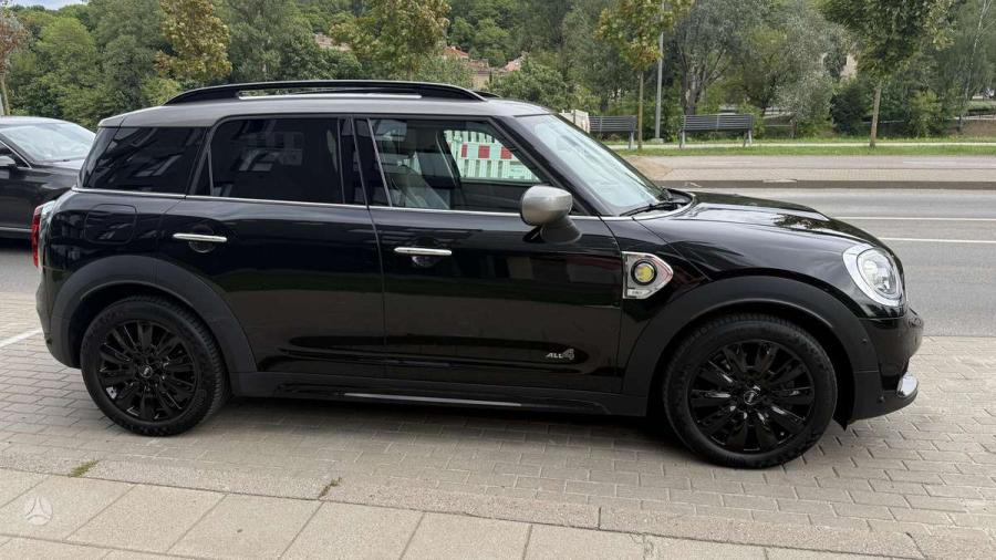 Black MINI Countryman 2020 in Vilnius, with an engine capacity of 1.50 L and mileage of 43 thousand km for 20000 €, photo 3 on AUTOMOTO.COM.LV