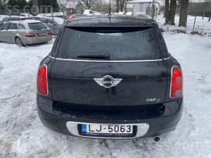 Black MINI Countryman 2012 in Riga, with an engine capacity of 1.60 L and mileage of 315 thousand km for 5990 €, photo 4 on AUTOMOTO.COM.LV