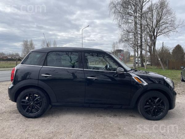 Black MINI Countryman 2012 in Riga, with an engine capacity of 1.60 L and mileage of 315 thousand km for 4990 €, photo 6 on AUTOMOTO.COM.LV